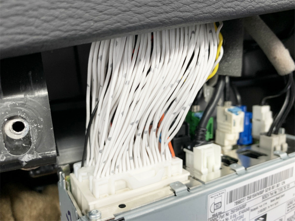 新型アウトランダーPHEV（GN0W）にテレビキャンセラーを取り付けてみた ｜ カーサポ｜みんなのカーライフをサポート